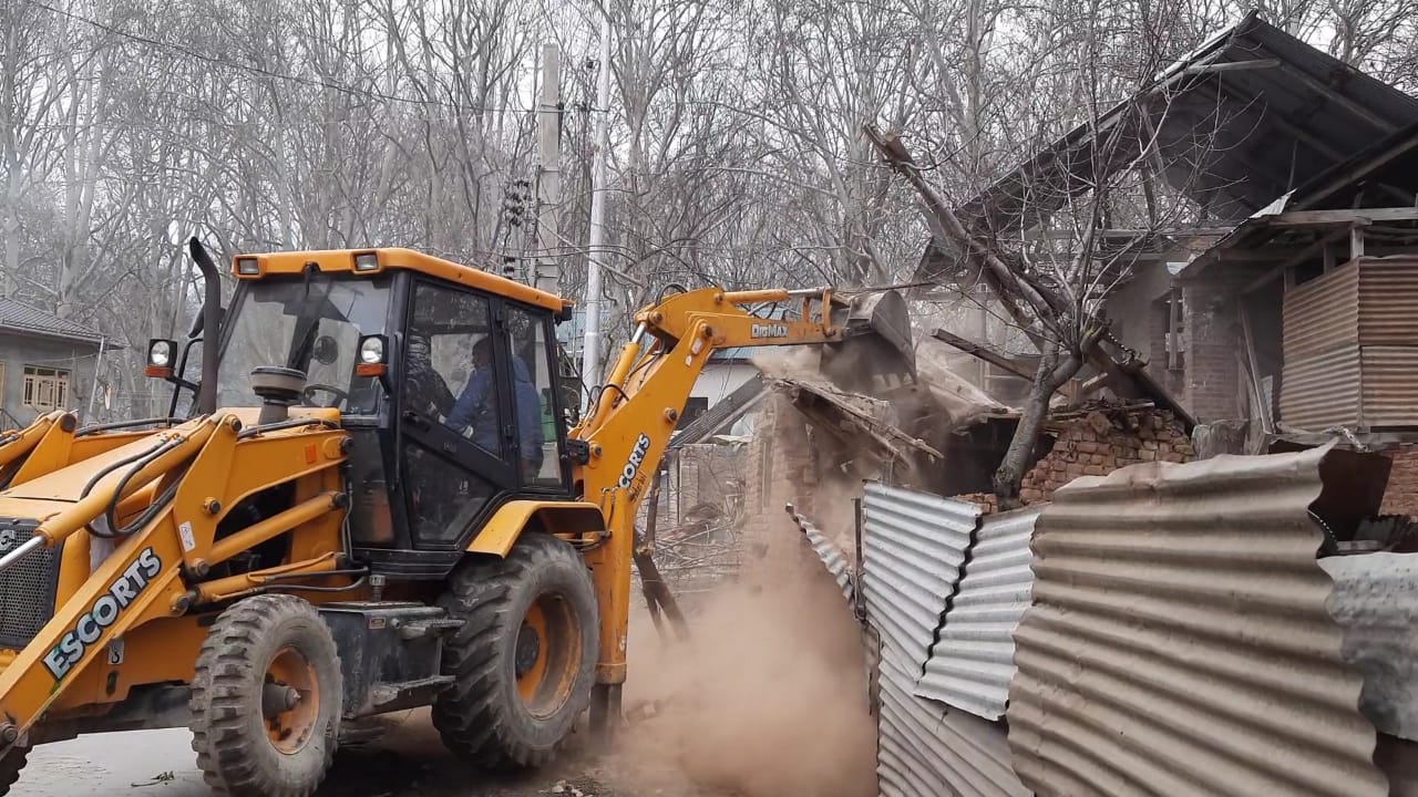 Massive demolition drive launched by Ganderbal Municipal Council ...