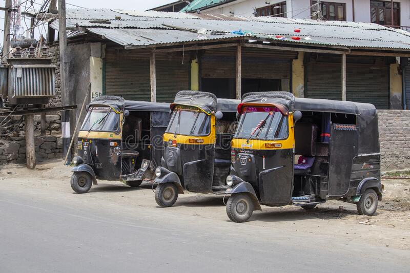 Police ask drivers of auto rickshaws to remove the windows - Voice of ...
