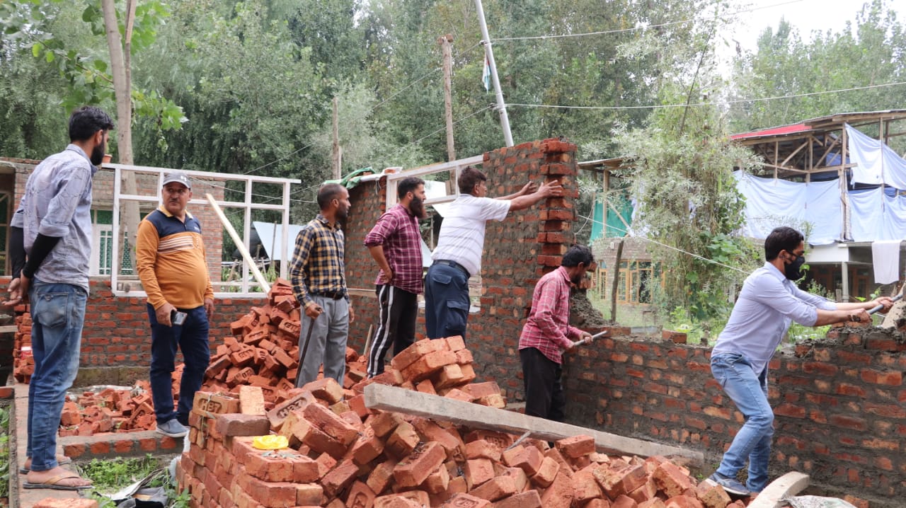 LCMA conducts special demolition drive in Srinagar areas - Voice of Valley